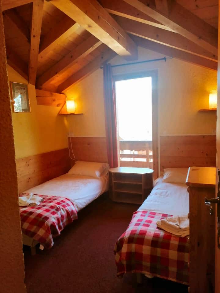 Chalet Isla, La Tania. Sleeps 10 - Val Thorens