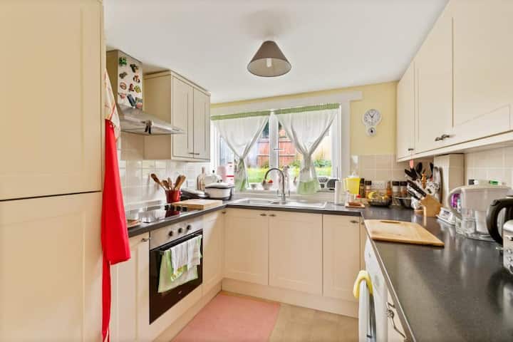 Family Home - 10 Mins From Port - Pet Friendly - Dover