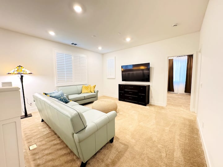 Modern Stay 4br4b Near Park - Lake Forest, CA
