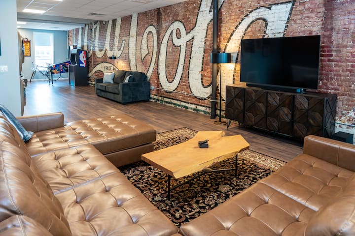 Modern Loft Above A Lively Bar - Wichita