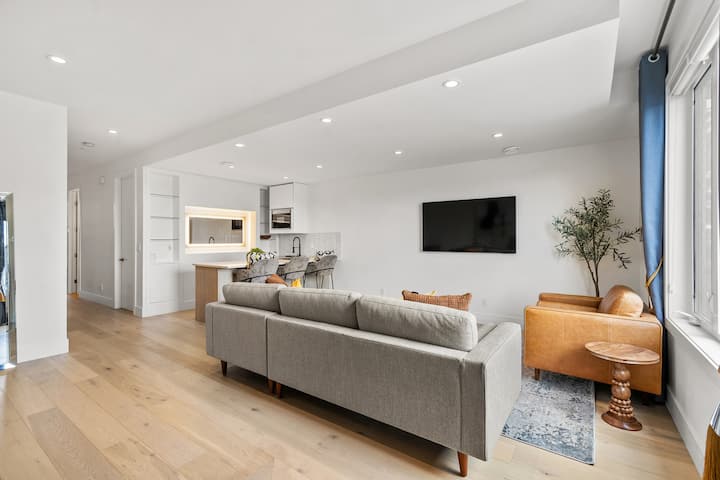 2 Bedroom Luxe Suite Downtown | Free Parking - Calgary