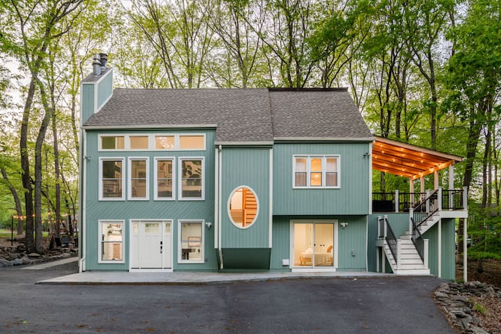 Luxe Winter Escape | Hottub & Game Nights - Stroudsburg, PA