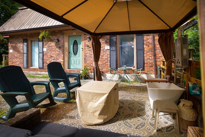 Ruby Falls Cottage
1700 Sq.ft. - Lookout Mountain, TN