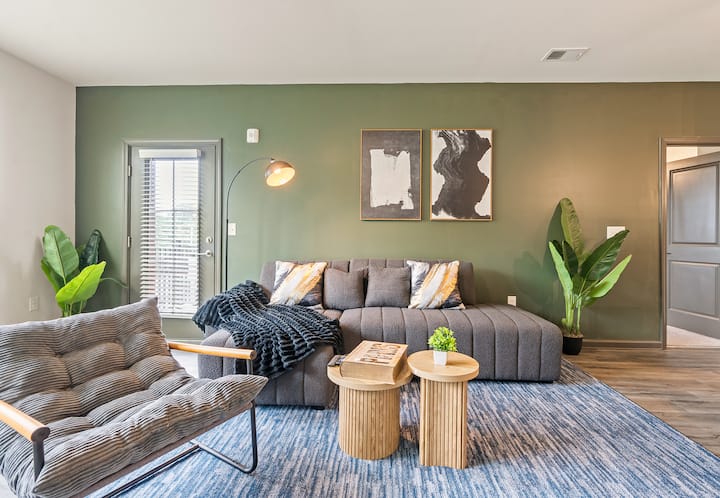 Luxe King 3br Suite—in North Raleigh! - Raleigh, NC