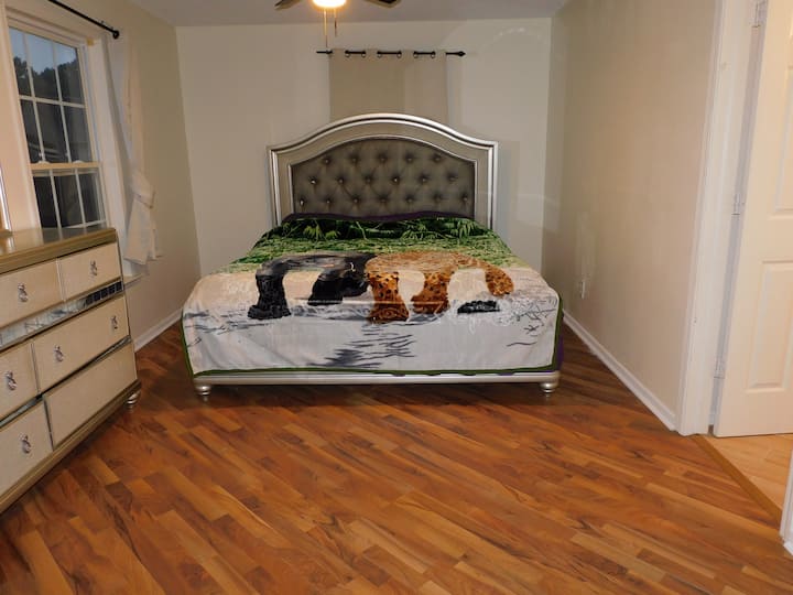 Beautiful Hard Wood Floor House - Avon, IN