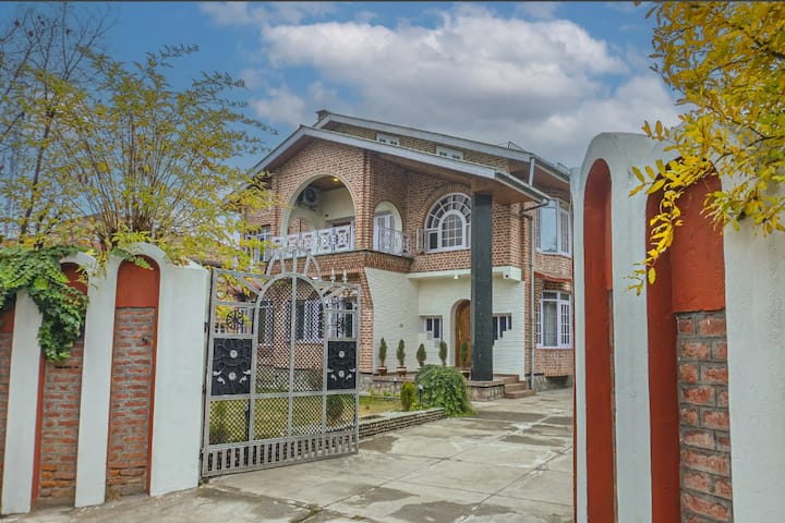 Mountain-view Retreat With Hammam Near Dal Lake - Srinagar
