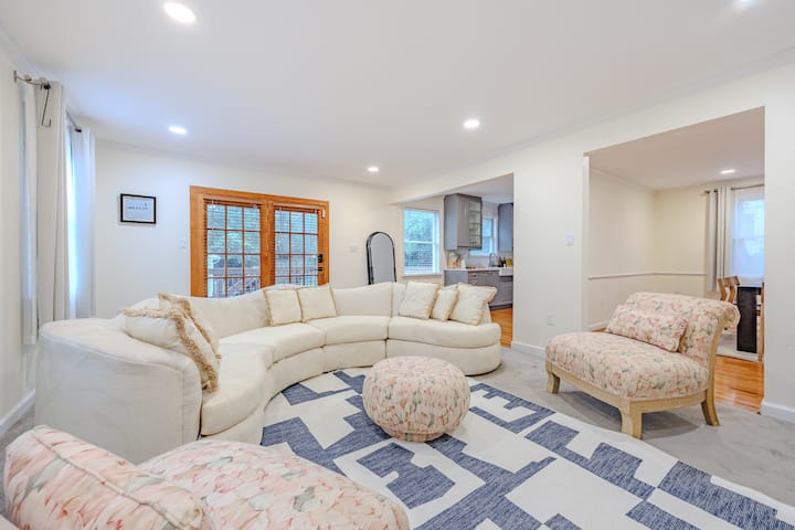 Spacious 5br W/ Gym, Deck, Tesla Charger, Near Dc! - Arlington, VA