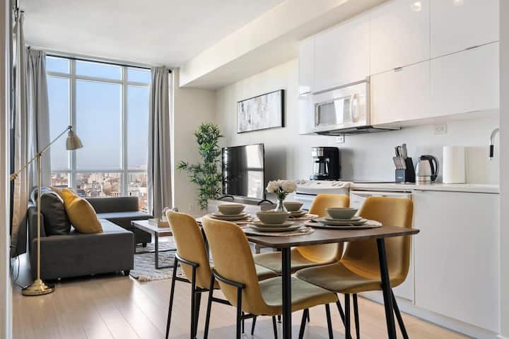 High-rise Views & City Life + 1 Free Parking - Toronto
