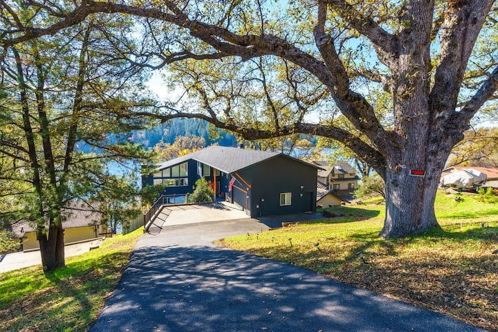 562) Massive 8 Bedroom On The Lake! - Yosemite National Park, CA
