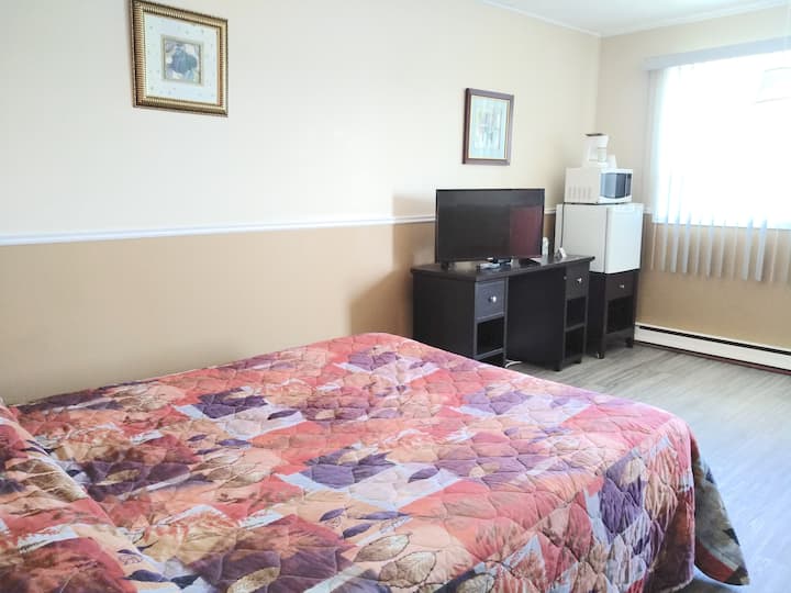 One Double Bed With Bathroom - Gaspé