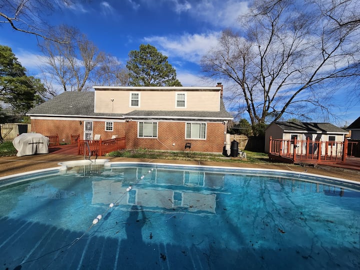 5-br Home With Pool- Primary Master Br Downstairs - Germantown, TN