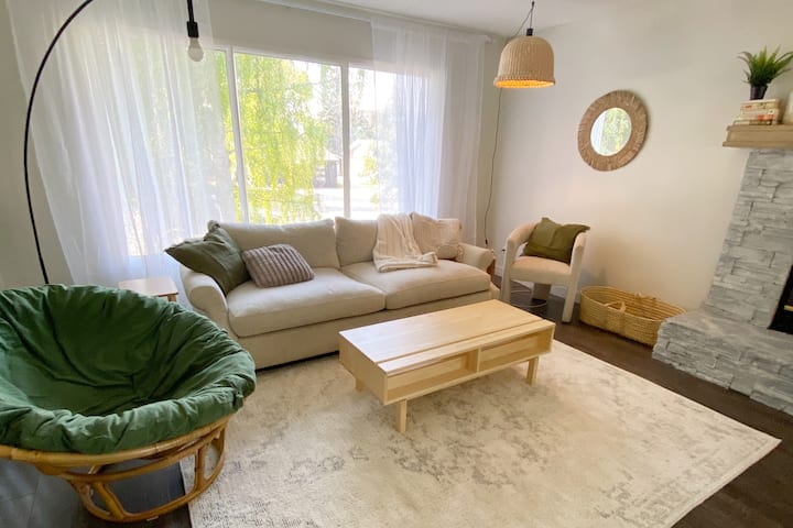 Sunny & Spacious Retreat - 4beds3bath + Games Room - Red Deer