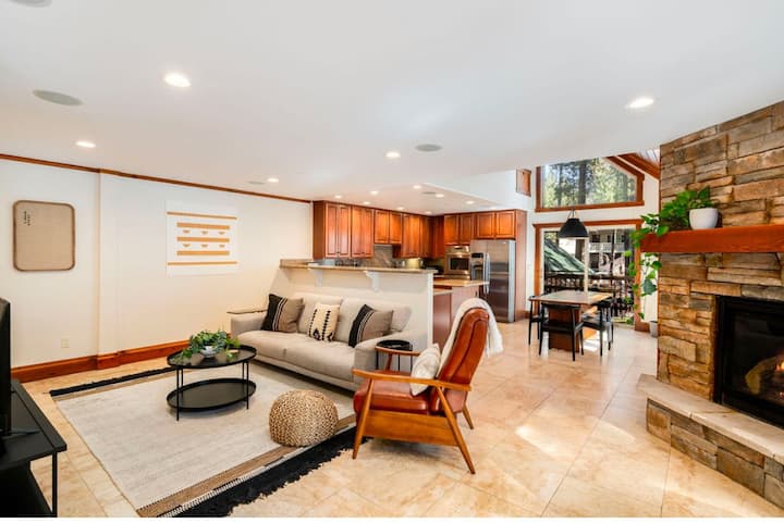4b/4bath, Luxury Home, Walk To South Lake Shore! - South Lake Tahoe, CA