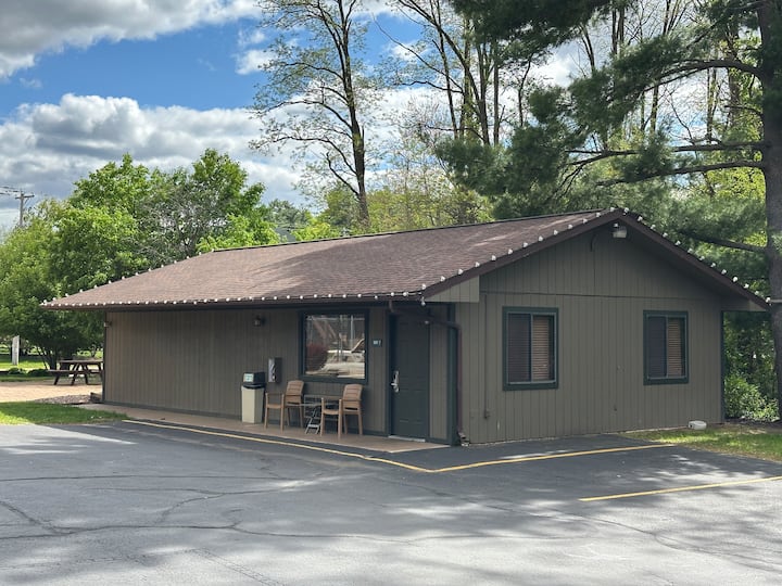 3 Br Bunkhouse, Kitchen & Dining - Wisconsin Dells, WI
