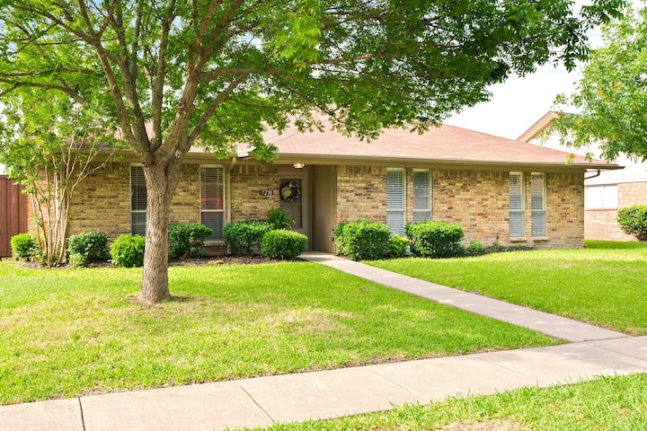 Pet-friendly 3-bedroom + Office And Pool - Rowlett, TX