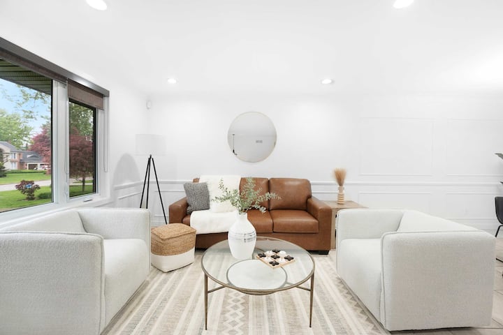 3br 2ba Home / Near It All - Windsor