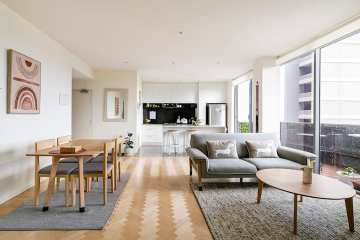 Clean & Comfy Bed With Flagstaff Garden View - Melbourne