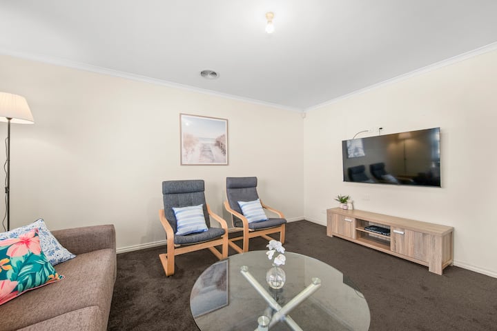 4-bedroom Gem In Cairnlea - Caroline Springs