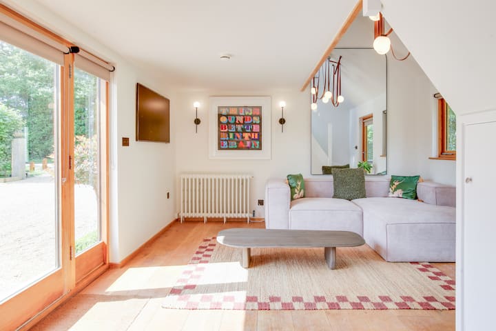 The Beeches - One Bedroom Cottage With Hot Tub - Essex