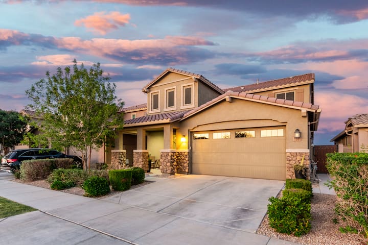 3 King Beds, Pools, Fire Pit & Ev Charger - Mesa, AZ