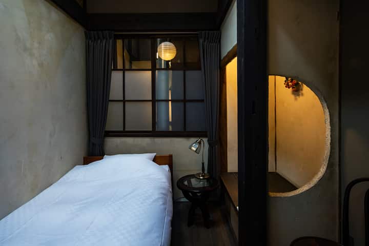 シングルルーム/比較的広め/コワーキング・シェアキッチンあり/アクセス便利/宿泊税現地徴収 - Kyoto