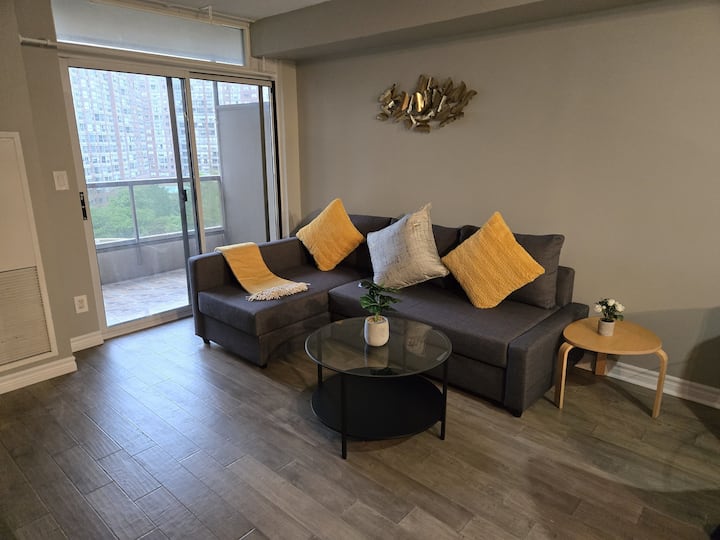 Designer 2 Bed, 2 Bath Apartment In Prime Location - Mississauga