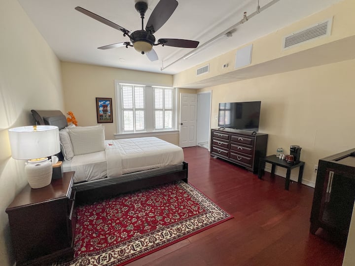 Queen Suite - DeLand, FL