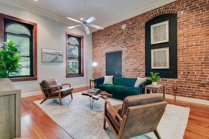 Historic Downtown Loft W/parking - Lafayette, LA