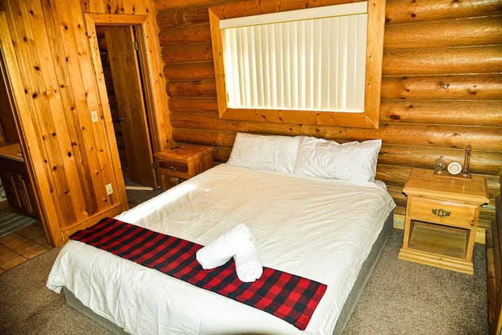 Sneak-away Log Cabin - Mount Charleston, NV