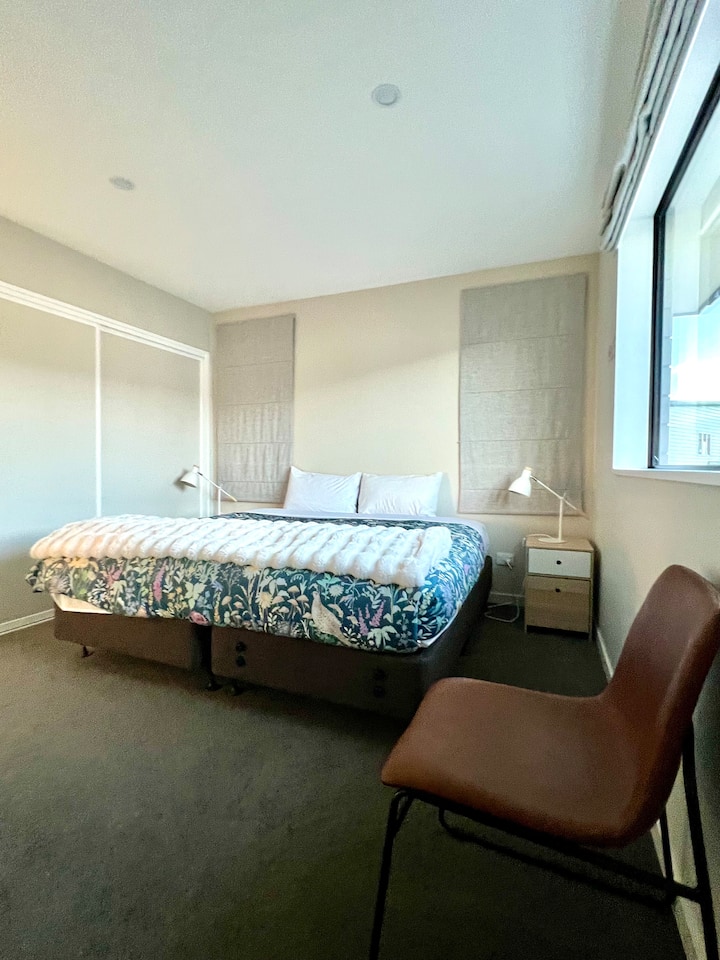 Queen Bedroom Private Bathroom - Lake Tekapo