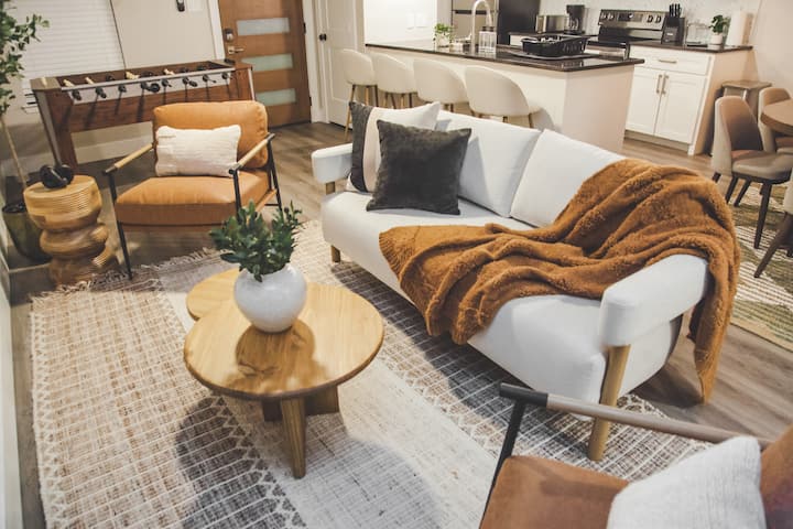 Modern Getaway 2br/2ba Near Tcu W/ Pool + Games - Hallmark-Camelot - Fort Worth
