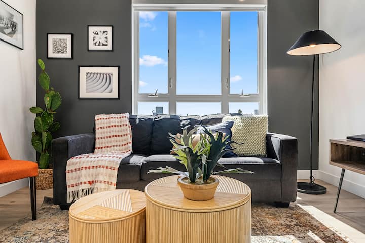Light-filled 2bd K-town Apt W/ Parking & Views - Hollywood