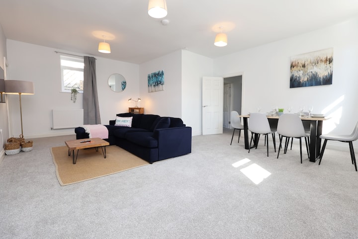Modern 3 Bed • Wi-fi • Dining Space For 6 - Port Talbot