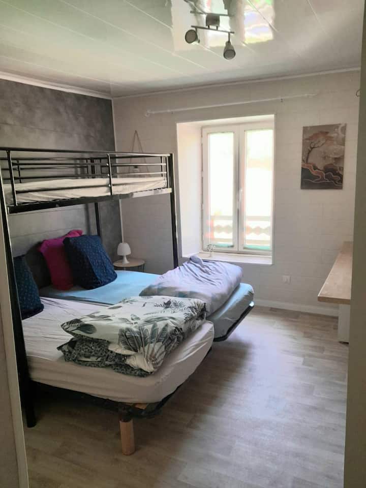 Chambre 3 Lits Simples - Petit Déjeuner Inclus - Murol