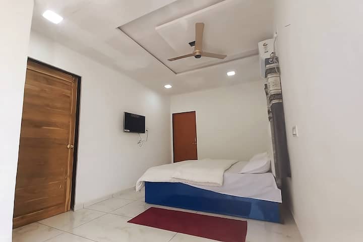 King Villa – Fun Stay Near Beach - Daman