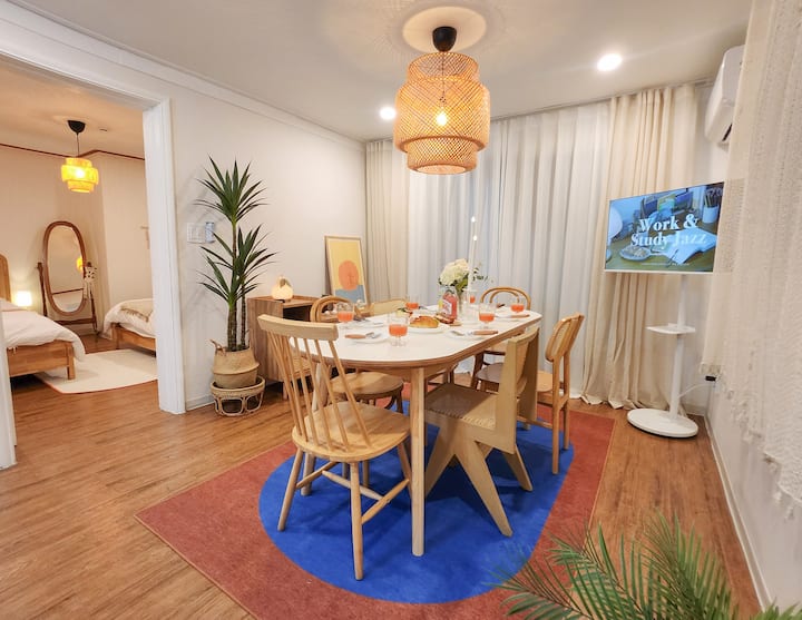 [1월big할인]홍대10분/합법숙소/8인가족/독채/엘리베이터/무료주차&짐보관/대형거실/망원 - Seoul