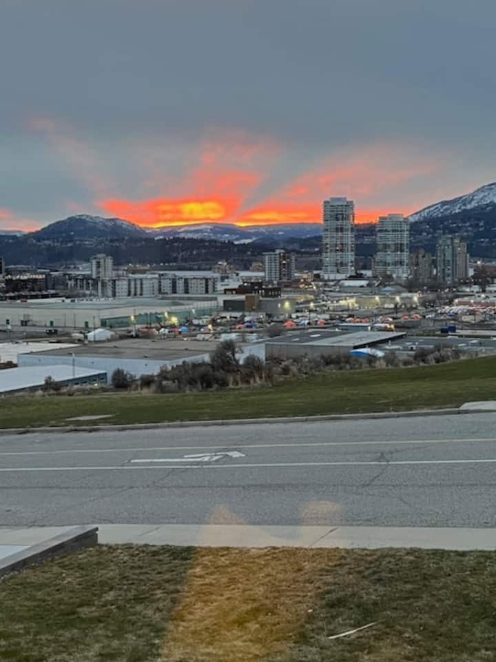 Knox Mountain Vista 2 Bdrm Suite - Kelowna