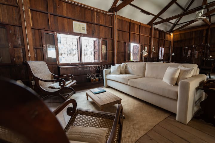 Historic & Modern Spacious Room - Vientiane