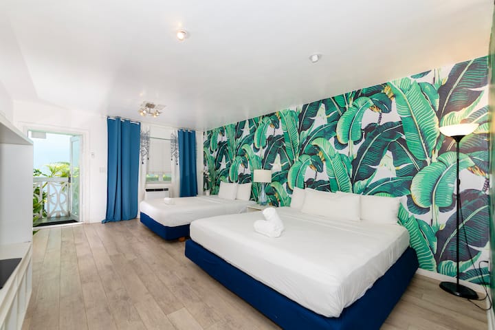 Studio W/double Beds On Collins - Miami Beach, FL