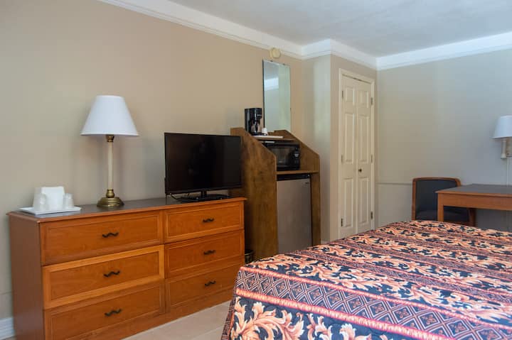 King Size Bed, Wifi, Parking, Cable Tv, Pool, - Stafford, TX
