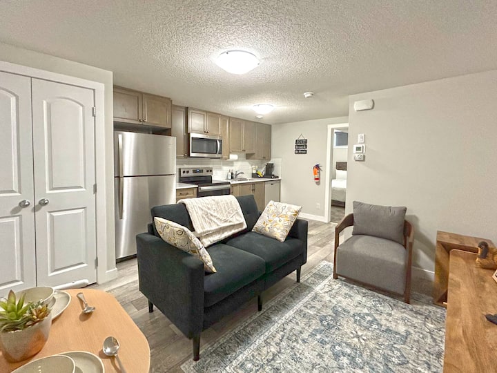 New Suite In Nw Calgary - Canada
