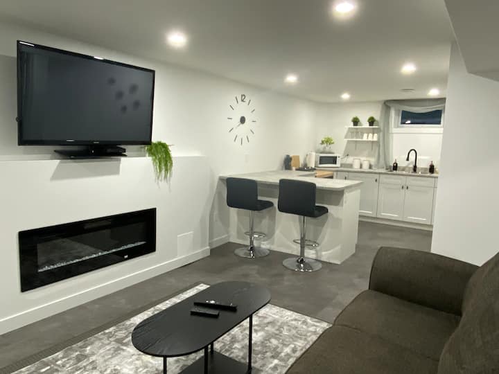 Jewel's Place Your Home Away From Home - Moose Jaw