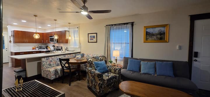 Quaint & Updated In-town Charmer - 겐사이