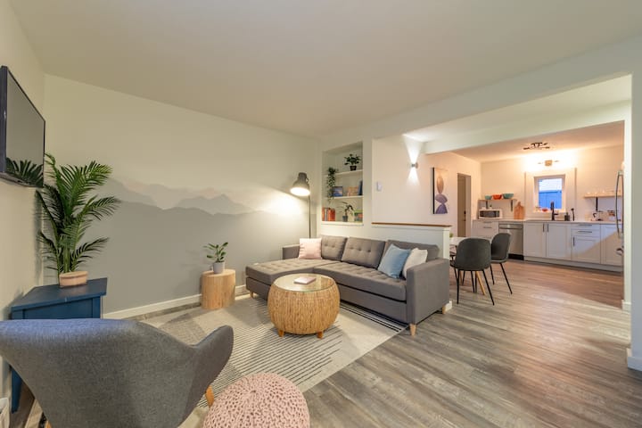 Golden Rockies Basecamp – 2 Br | Downtown - Golden