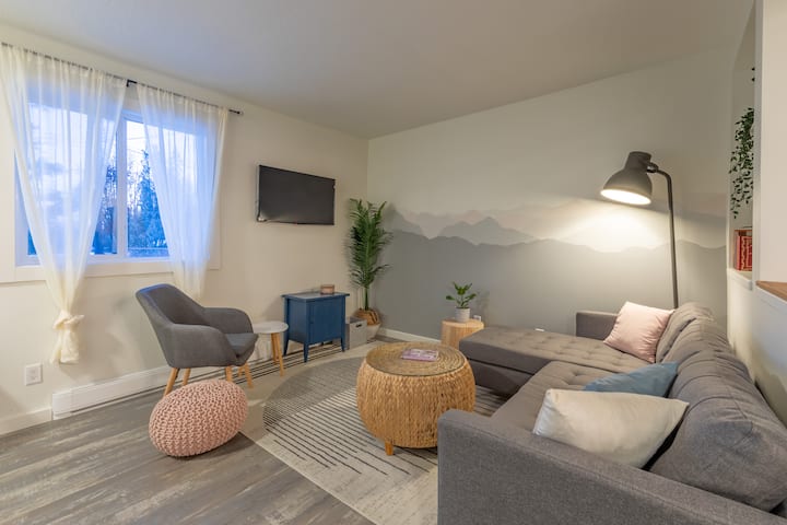 Adventure Hub | Downtown Modern Suite - Golden