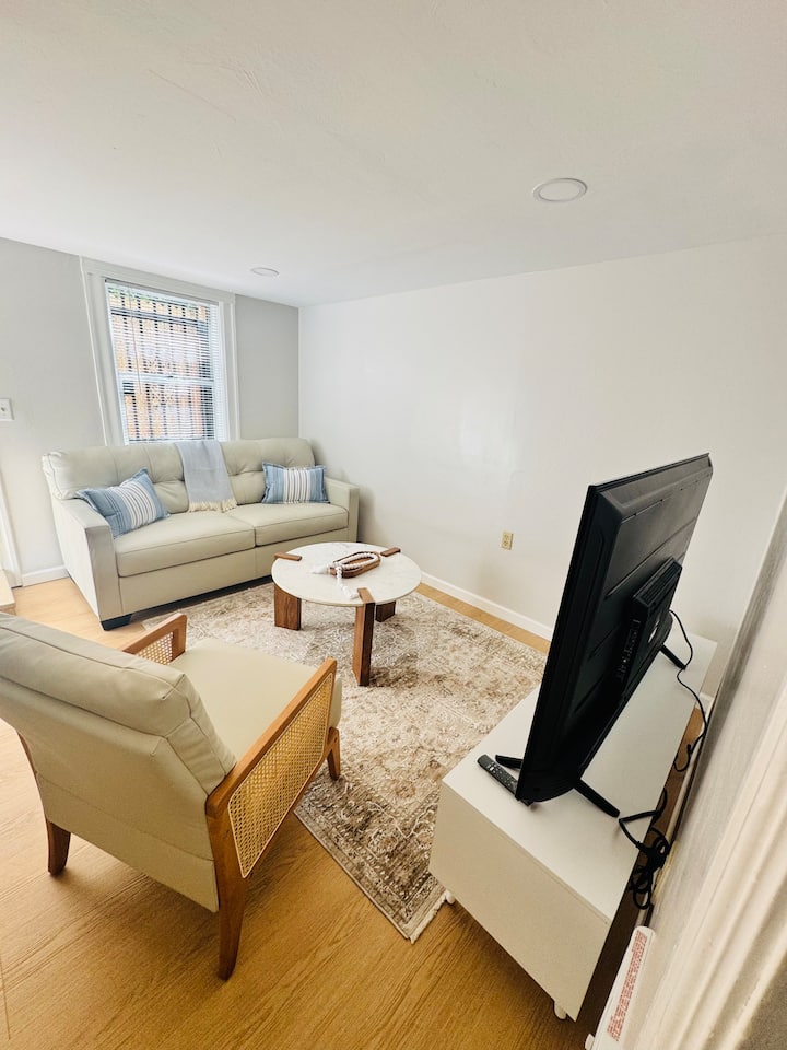 Cozy 1-bed & Bath With Free Private Parking - Oakland, CA