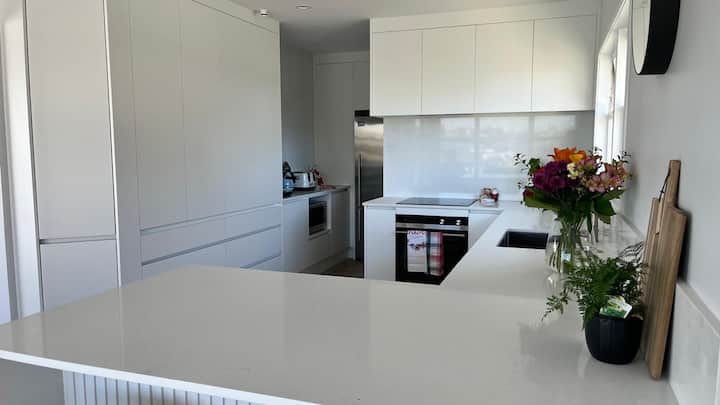 Humble Abode By The Sea - Auckland