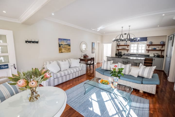 Sophisticated Beach Cottage, Close To Beach - Gqeberha