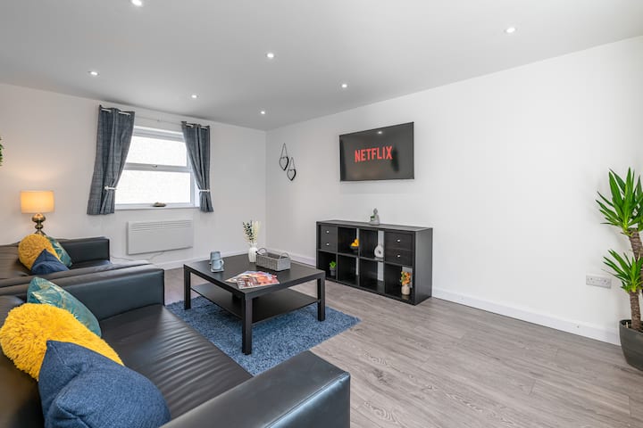 Spacious 4 Bed Home - Free Parking & Walk To Ferry - Trearddur Bay