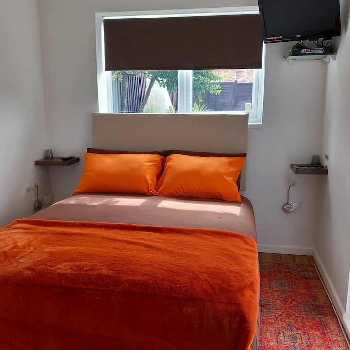 Intimate Serene En-suite - Peterborough